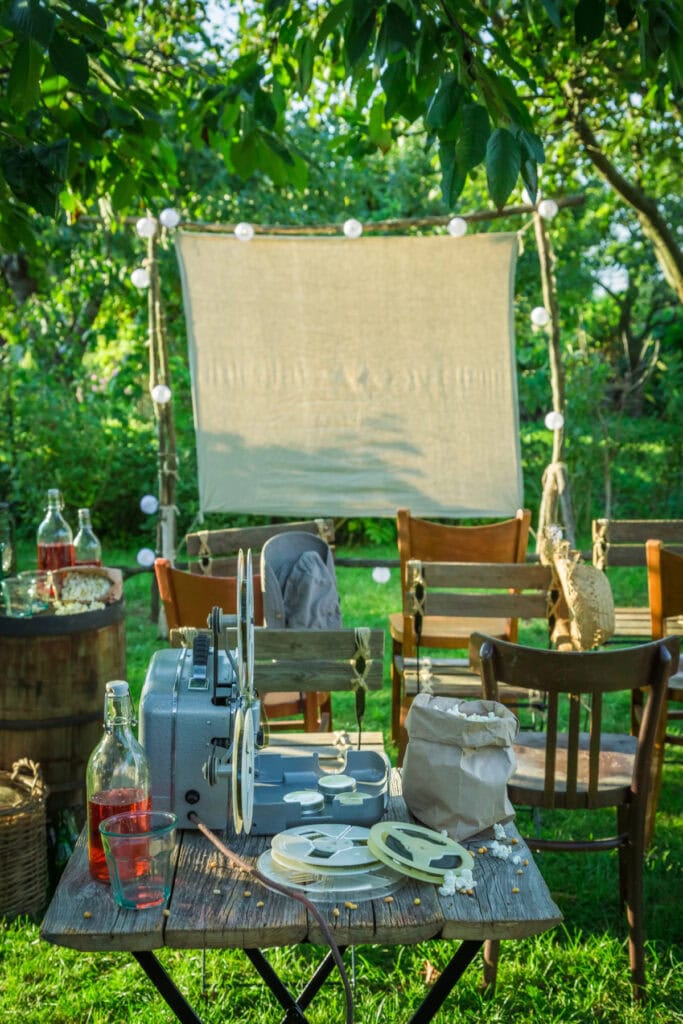 How to Host a Magical "Under the Stars" Backyard Movie Night (Cozy ...