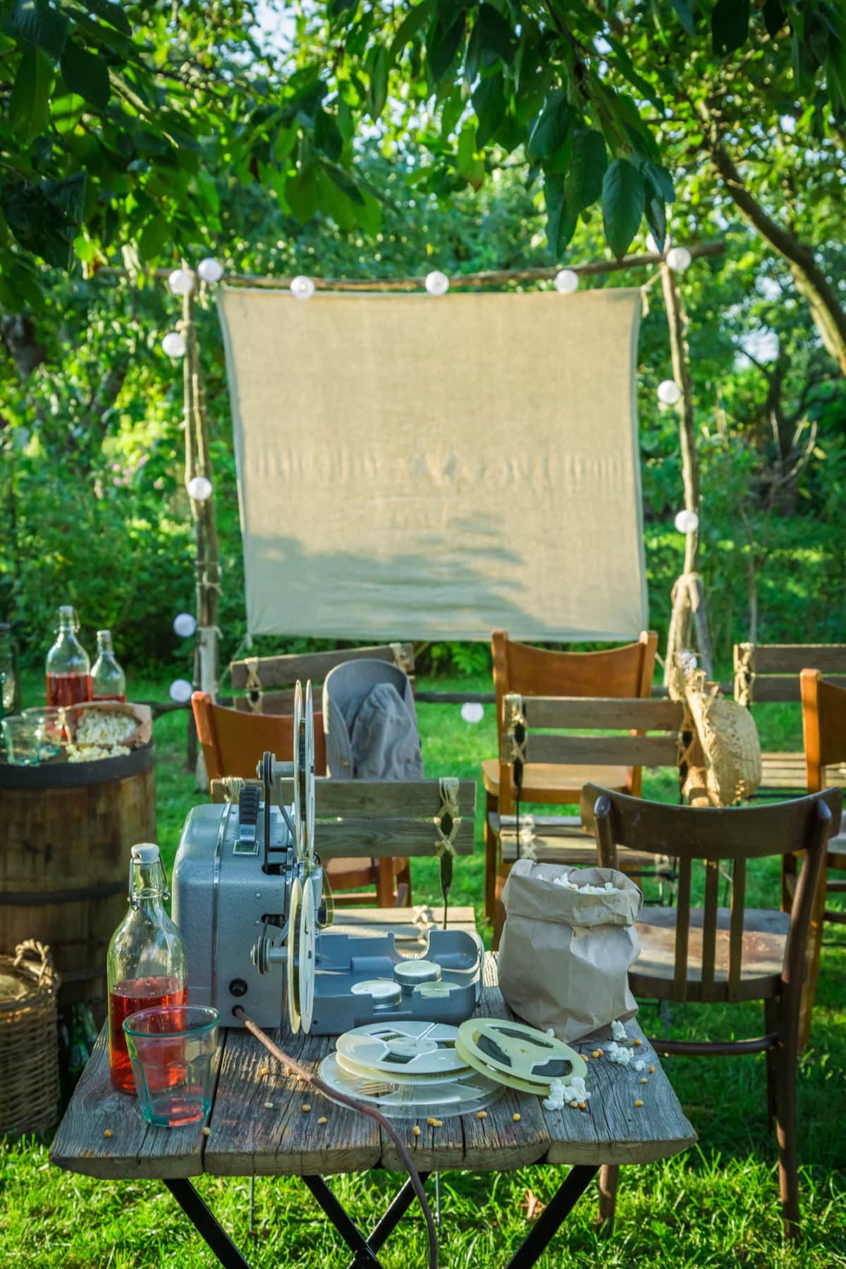 How to Host a Magical "Under the Stars" Backyard Movie Night (Cozy ...