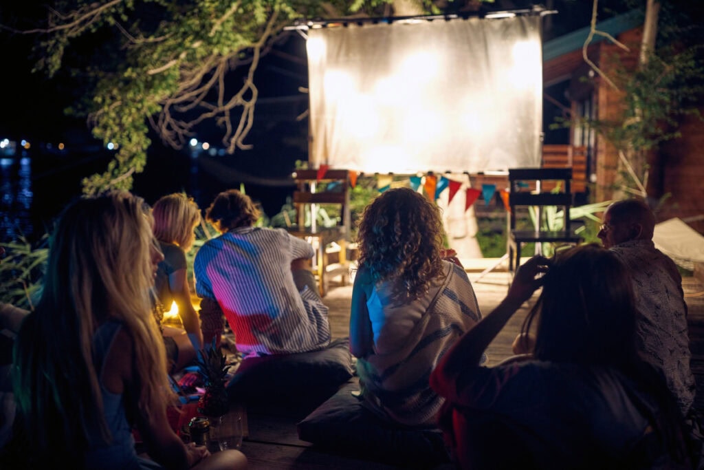 How to Host a Magical "Under the Stars" Backyard Movie Night (Cozy ...