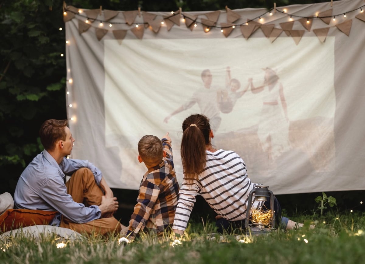 How to Host a Magical "Under the Stars" Backyard Movie Night (Cozy ...